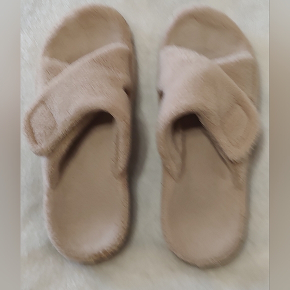 Vionic | Shoes | Vionic Tan Relax Slippers | Poshmark